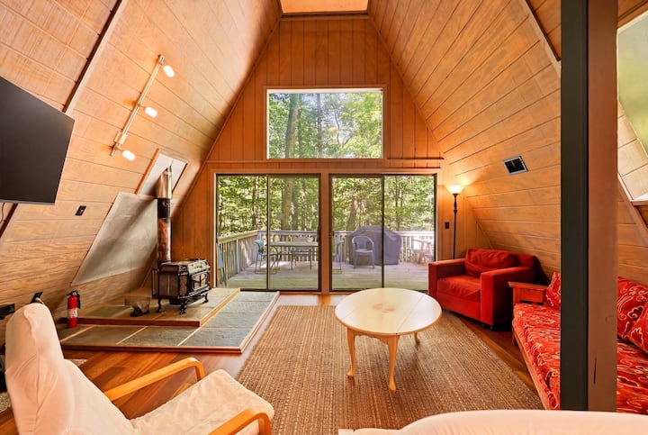 Stay Lost Pines-hot Tub | Pet & Family Friendly - Berkeley Springs, WV
