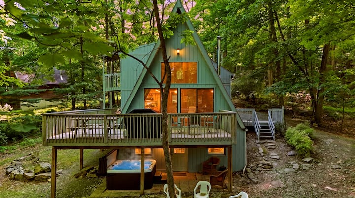 Stay Lost Pines-hot Tub | Pet & Family Friendly - Berkeley Springs, WV