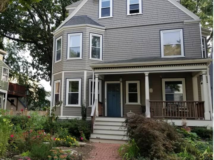 Family Friendly Apartment Right On The Red Line! - Boston