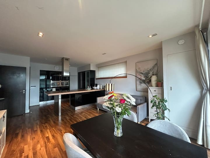 Stylish& Spacious Apartment – Sleeps 3 - Dún Laoghaire