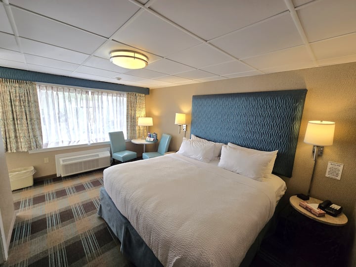 King Room With Walk-in Shower Near Dock Square - Kennebunkport, ME