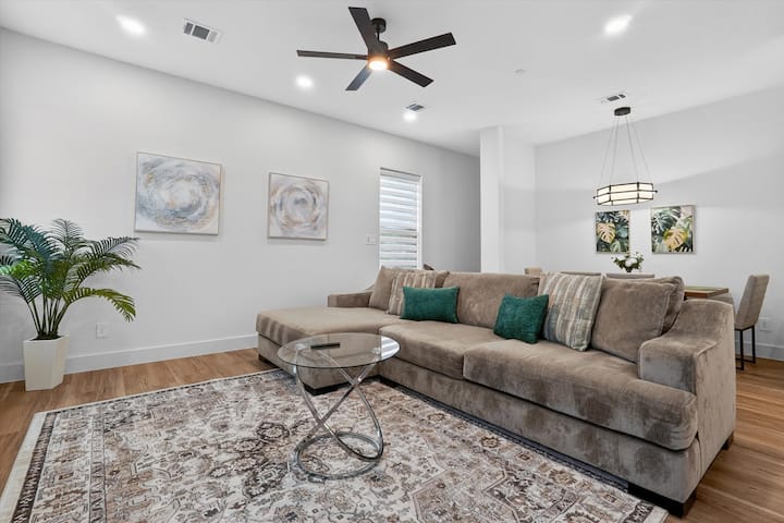 Luxury Dallas Stay 2br|2.5ba • 2car Garage Patio - Dallas, TX