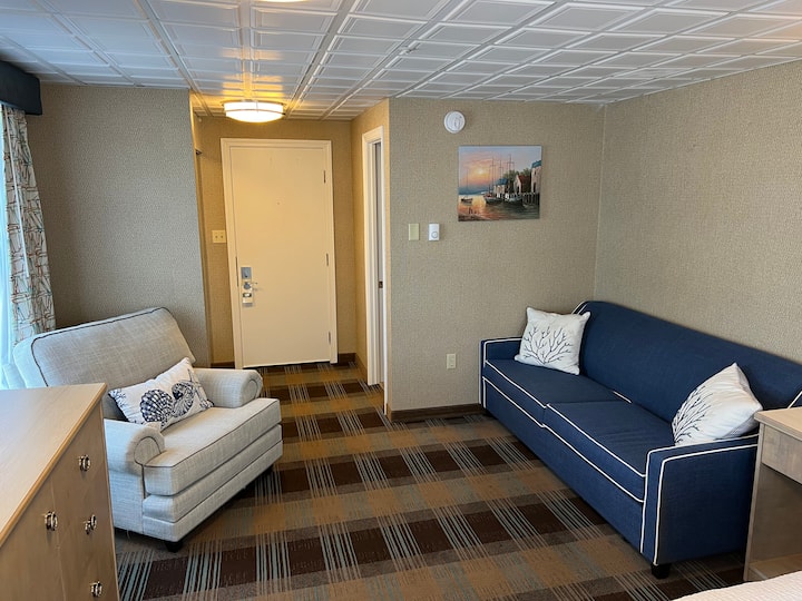 Deluxe King + Sleeper Sofa Near Dock Square - Kennebunk, ME
