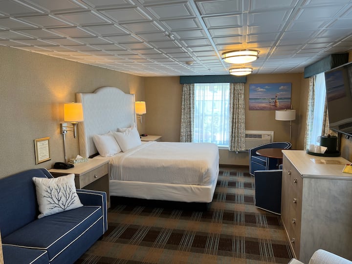 Deluxe King + Sleeper Sofa Near Dock Square - Kennebunk, ME