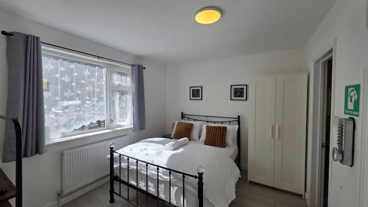 4 Bathrooms & 4 Bedrooms Entire House Sleeps 11 - Royal Leamington Spa