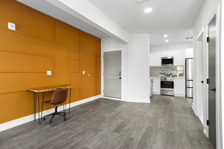 16 Beds/ 16 Bath Building In Hyde Park Village - Tampa, FL