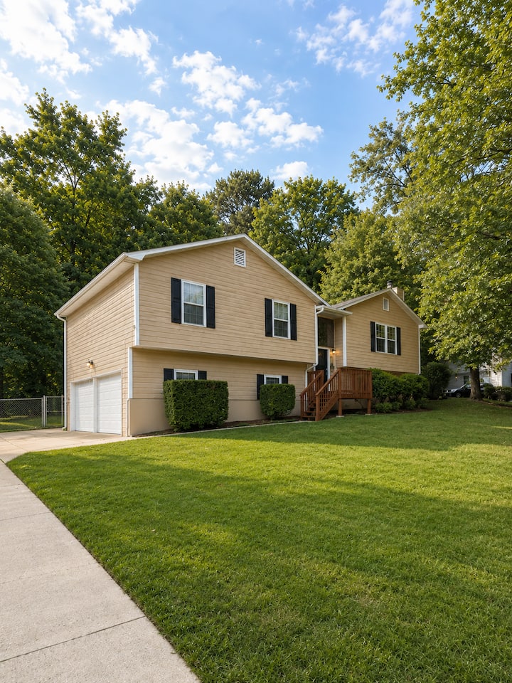 Spacious Modern Retreat W/ Huge Deck & Backyard - Douglasville, GA