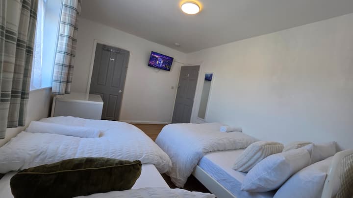 3 Twin Bedrooms &3 Bathrooms Driveway Parking - Warwick