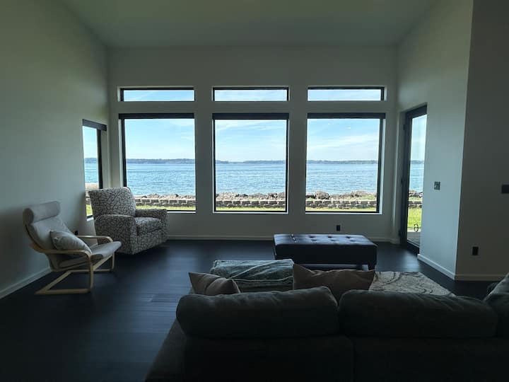 Beautiful Waterfront Beach House - Gig Harbor, WA