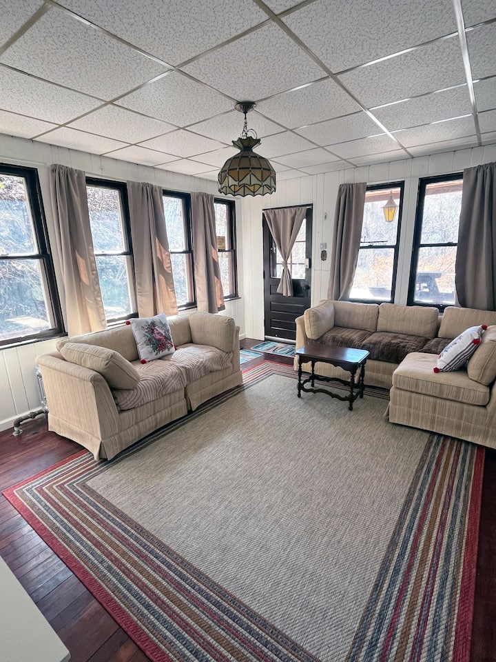 Emerald Hollow Hideaway - Creekside Paradise - Palmerton, PA