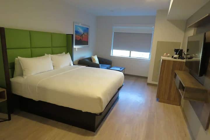 Wyndham Cstat | King | Indoor Pool - College Station, TX