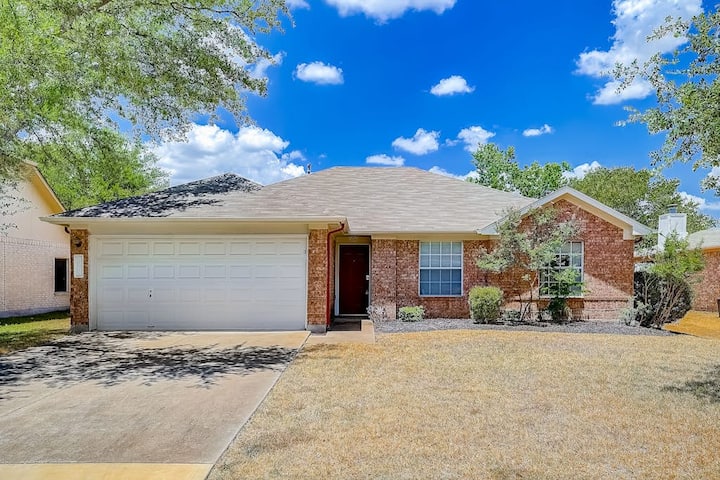 Downtown 3br | Patio | Washer/dryer - Round Rock, TX