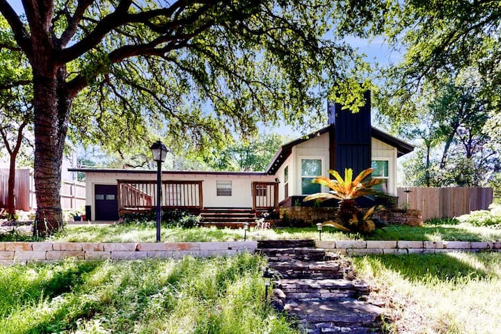 2br Single-story Home With Furnished Patio - Austin