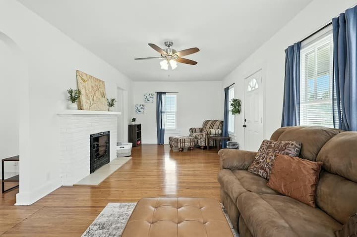2 Bed 1 Bath Home - Situated Close To Hospitals - Joplin, MO