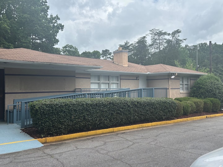 Beautiful Six Bedroom Facility Can Host 6-17 Ppl. - Decatur, GA