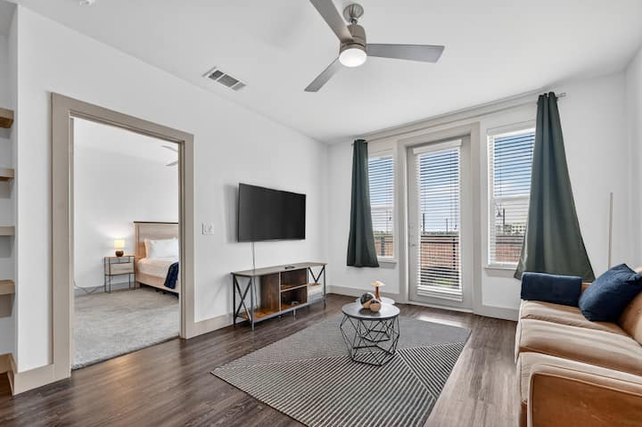 Luxury Canal Retreat W/ Pool & Gym - Farmers Branch, TX