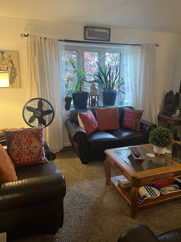 Beautiful Bunker Hill Home With Gym And Yard! - Waterbury, CT