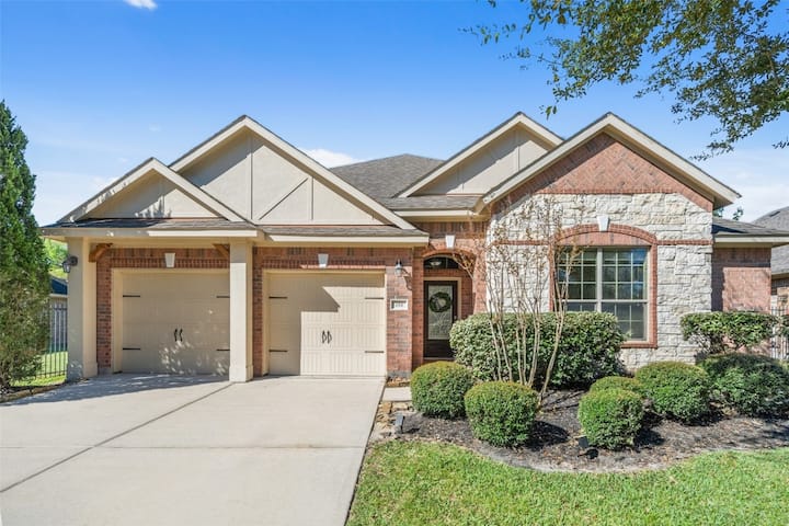 Charming Retreat | Peaceful Woodlands Gem - Tomball, TX
