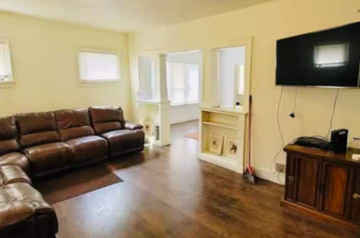 Comfy Private Room Pontiac | Roku Tv + Laundry - Auburn Hills, MI