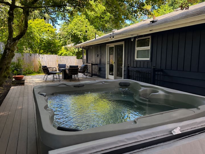 Family Escape | Hot Tub | Firepit | Ev | Sleeps 10 - Bothell, WA