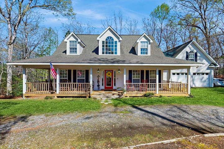 Hilltop Hideaway Cabin - Hiawassee, GA