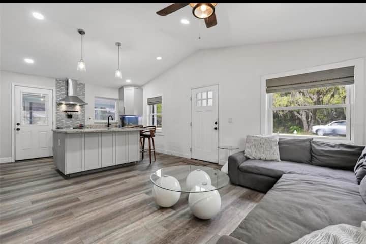 Cozy Getaway On The Canal - St. Cloud, FL