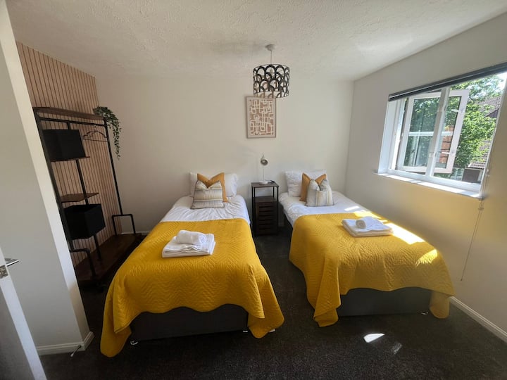 Cozy 2-bed Apt Near Gatwick + Parking - Crawley