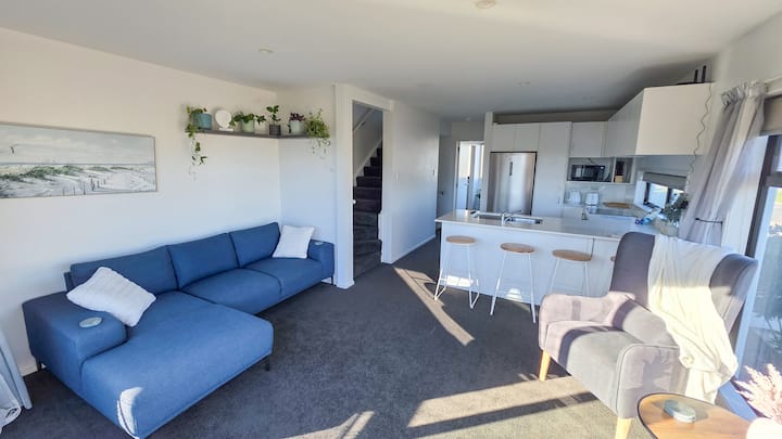 Light-filled Mount Maunganui Townhouse - Mount Maunganui