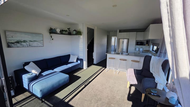 Light-filled Mount Maunganui Townhouse - Mount Maunganui