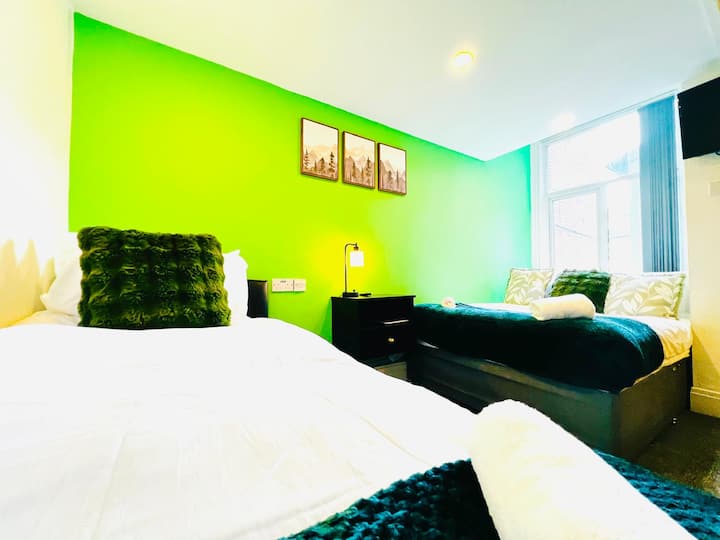 High Tide Hotel Ensuite Triple Room 3 - Blackpool