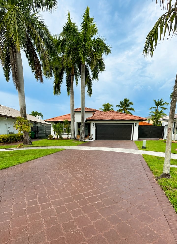 Summer House! 8 Mins. Dolphin Mall & Near Airport - Doral, FL
