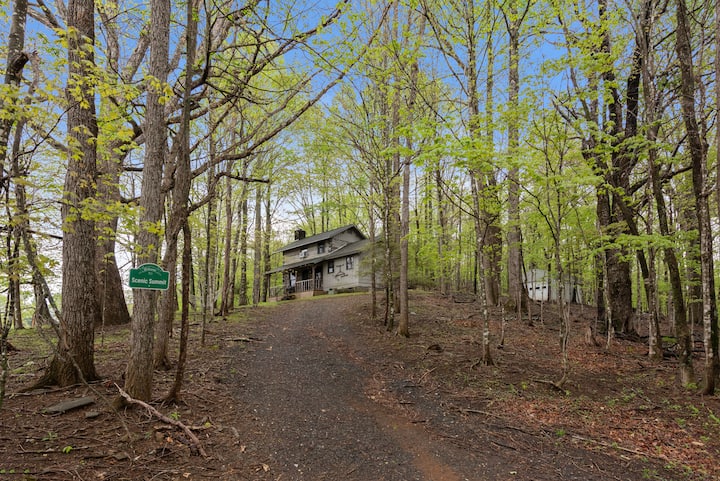 Todd Log Cabin: Hot Tub + Ping Pong! - West Jefferson, NC