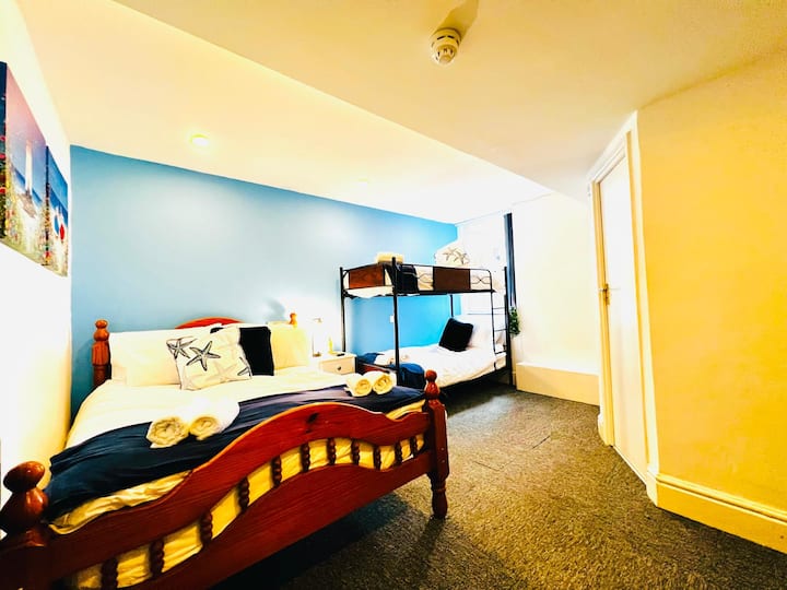 High Tide Hotel Ensuite Family Room 14 - Blackpool