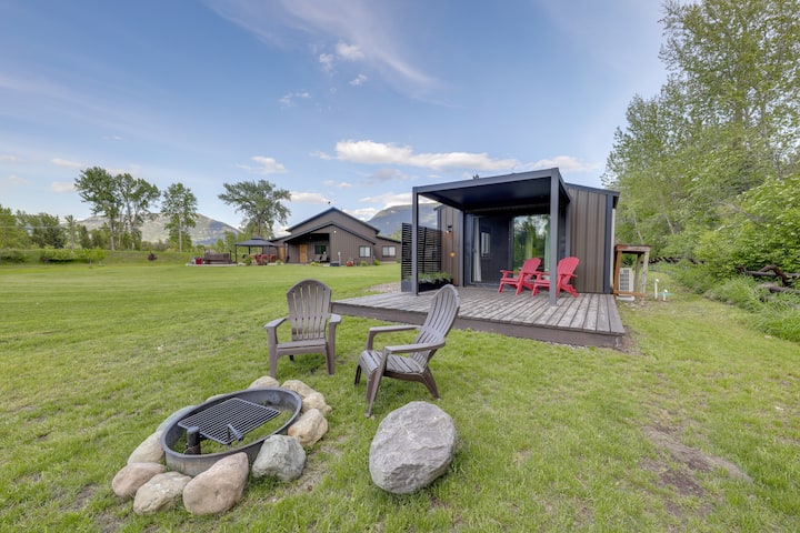 On The Flathead River! Rustic Saloon-themed Cabin - Columbia Falls, MT