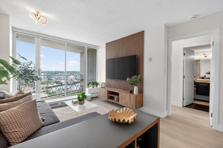Modern & Spacious 2br + Den • Near Bc Place - Vancouver