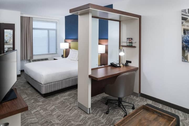 King Suite Minutes From The Metro + Free Breakfast - Alexandria, VA