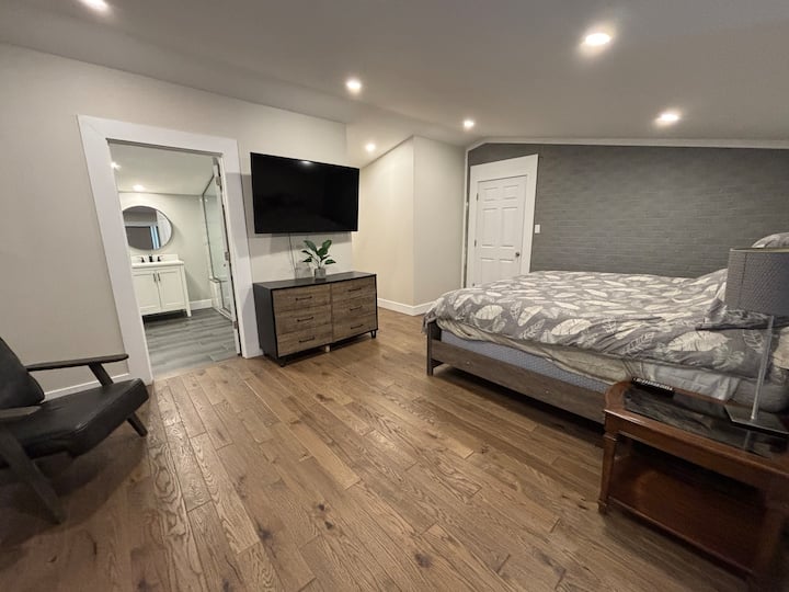 Bachelor Apt. With Full Bath And Kitchenette - Fergus