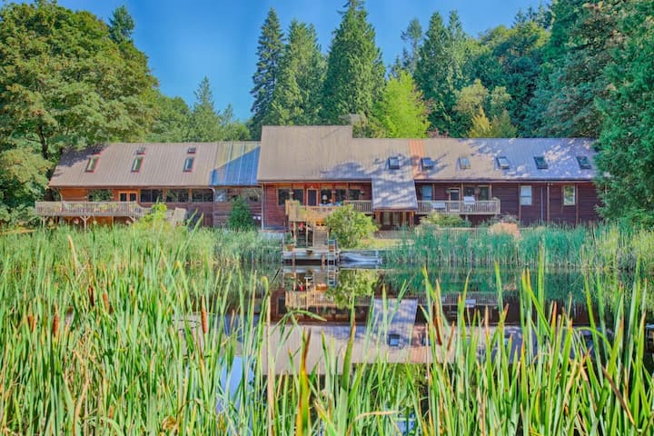 Gig Harbor Log Estate W/ Classic Cars & Game Room! - Gig Harbor, WA