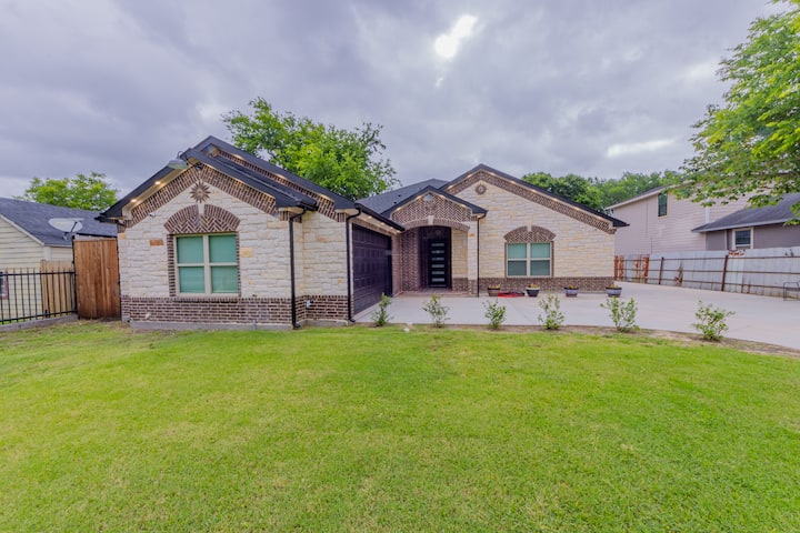 Brand New Home In Dallas. - DeSoto, TX