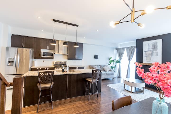 Modern 4br Retreat W/ Patio, Free Parking | Ottawa - Ottawa