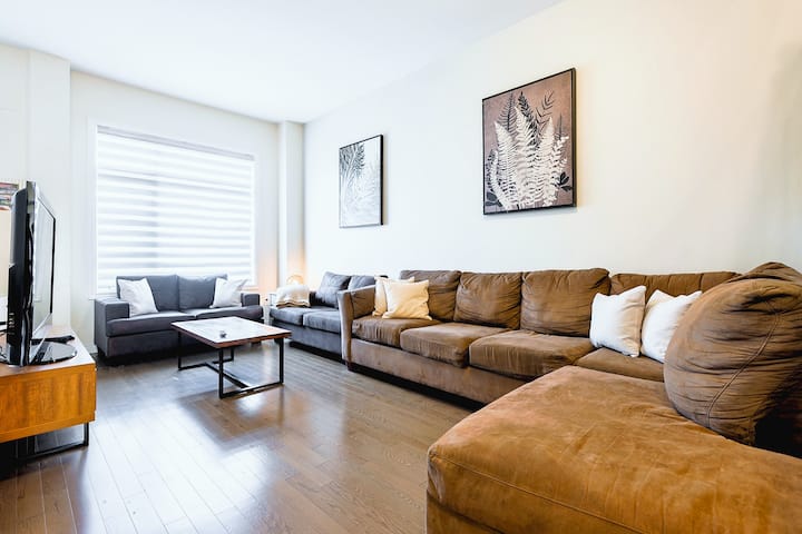 Bright 5br Family Home · Sleeps 11 · Fast Wifi - Toronto, ON
