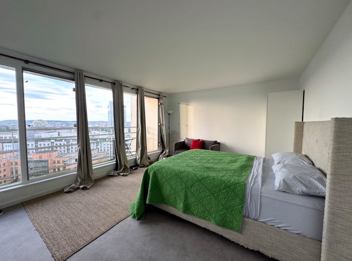 Grande Chambre Avec Vue Dans Appartement - Nanterre