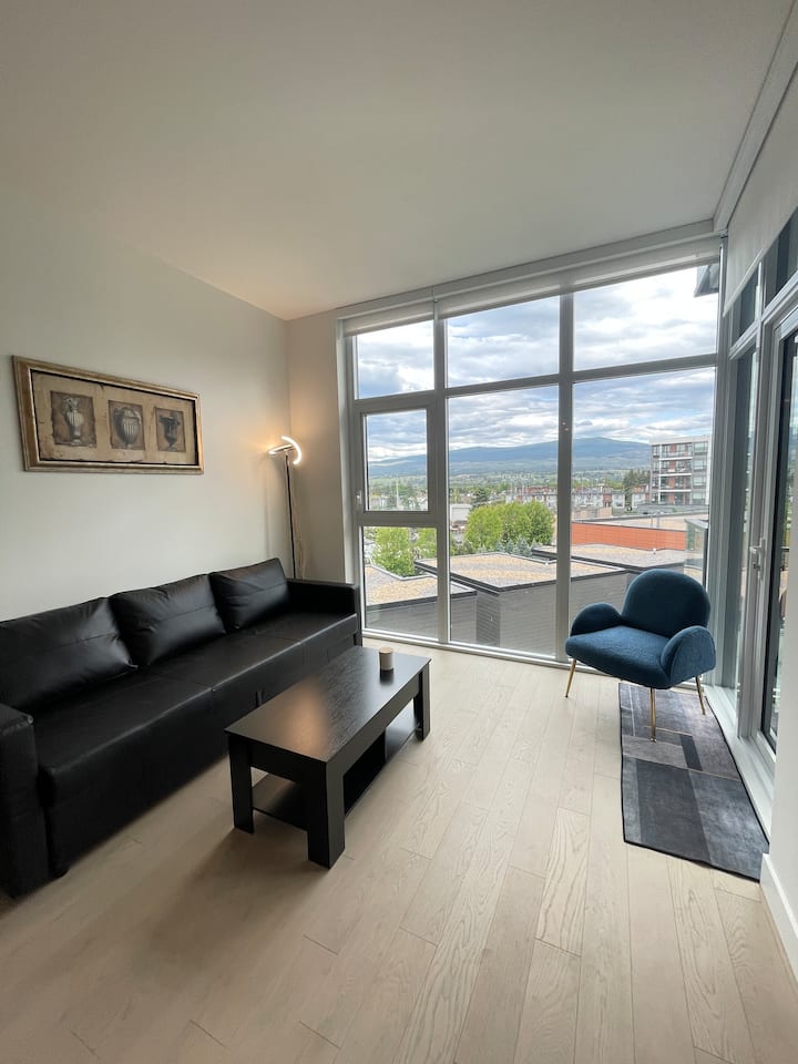 Gyro Beach Oasis
Waterfront Luxury - Kelowna