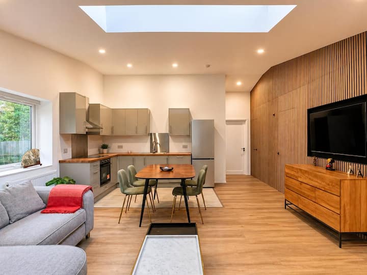Luxury 2br Flat W/ Parking | Near Tube - Ilford