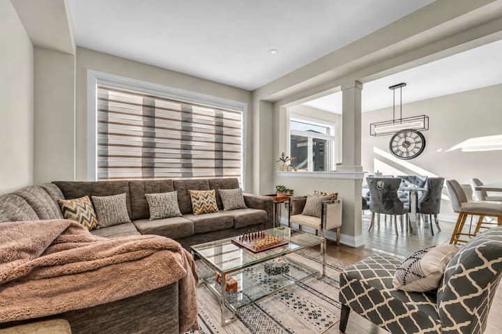 Caledon Home Sleeps 13 | Pool Table & Chess - Brampton
