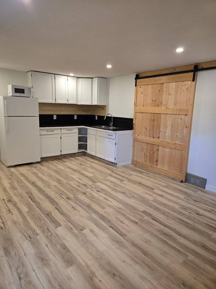 Suite With Private Bedroom, Bathroom And Kitchen - Lethbridge