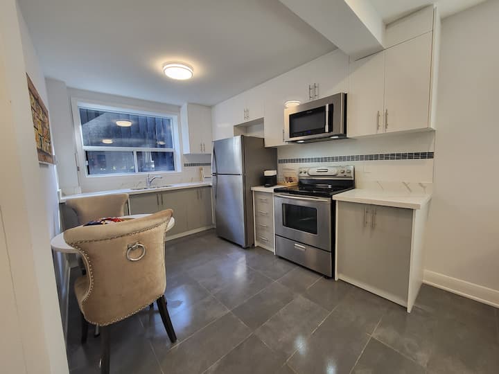 Modern 1br + Den Retreat In  Heart Of Port Credit - Mississauga