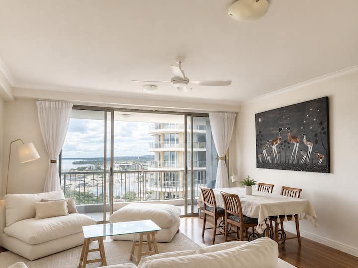 Elevated Coastal Apartment With Resort Acsess - Coolangatta