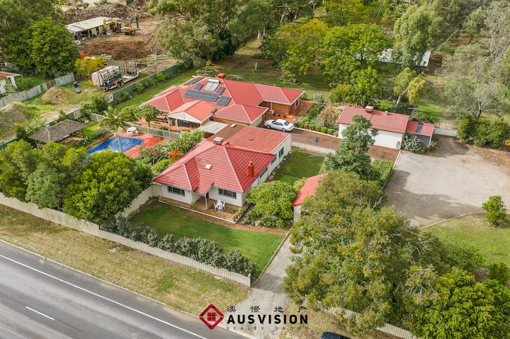 Classic Aussie Hillside House On Acreage Estate - Kalamunda