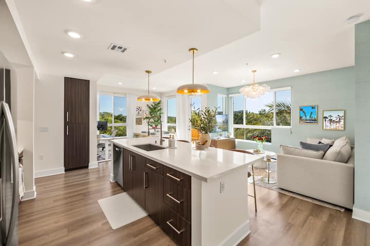Elegant 2b2b Condo In Irvine W/ Pool & Gym - Costa Mesa, CA